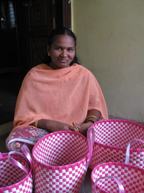 Ezhilarasi spends most of her day making wire bags | Milaap